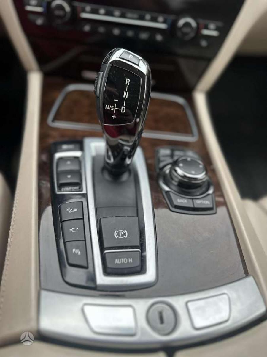 Grey BMW 750 2013 in Klaipeda, with an engine capacity of 4.40 L and mileage of 181 thousand km for 8700 €, photo 11 on AUTOMOTO.COM.LV