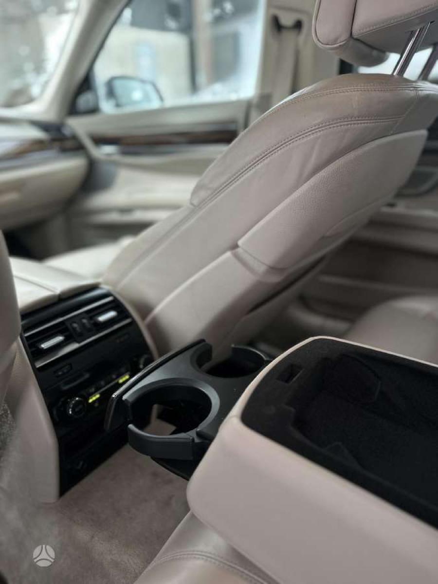 Grey BMW 750 2013 in Klaipeda, with an engine capacity of 4.40 L and mileage of 181 thousand km for 8700 €, photo 17 on AUTOMOTO.COM.LV