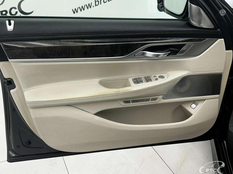 Grey BMW 750 2015 in Vilnius, with an engine capacity of 4.40 L and mileage of 169 thousand km for 16900 €, photo 16 on AUTOMOTO.COM.LV