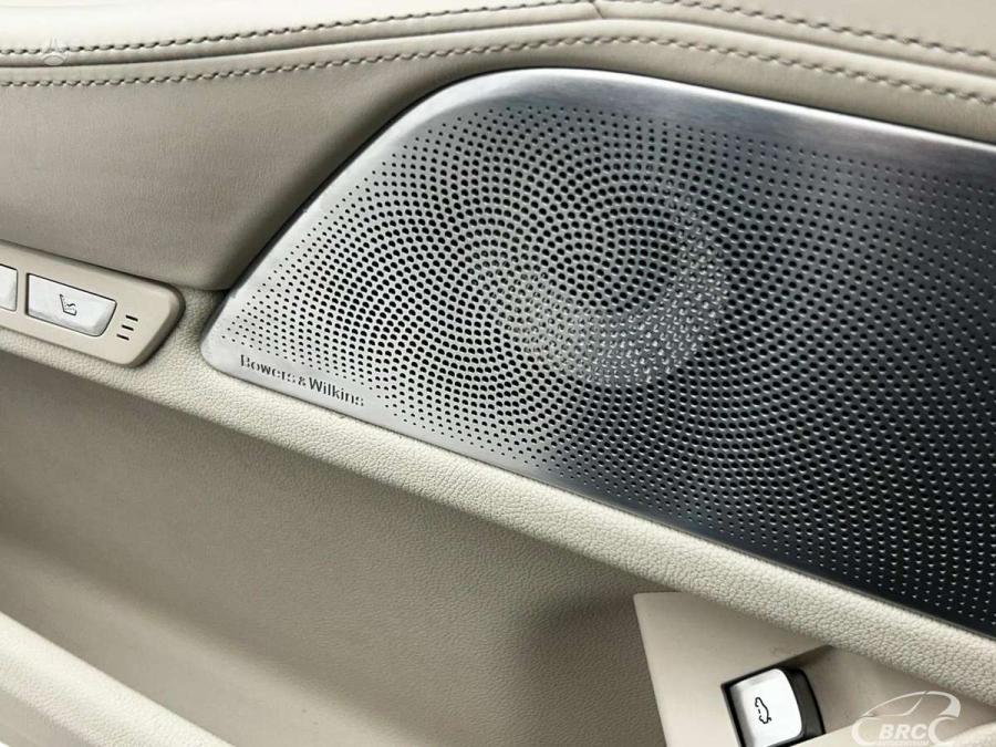 Grey BMW 750 2015 in Vilnius, with an engine capacity of 4.40 L and mileage of 169 thousand km for 16900 €, photo 23 on AUTOMOTO.COM.LV