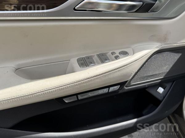 Grey BMW 750 2017 in Riga, with an engine capacity of 4.40 L and mileage of 0 thousand km for 16500 €, photo 9 on AUTOMOTO.COM.LV