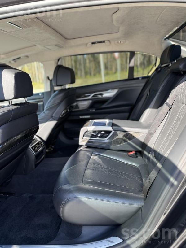 Grey BMW 750 2018 in Riga, with an engine capacity of 4.40 L and mileage of 128 thousand km for 30000 €, photo 5 on AUTOMOTO.COM.LV