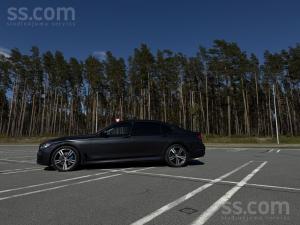 Pelēks BMW 750 2018 Rīga, ar dzinēja tilpumu 4.40 L un nobraukumu 128 tūkst. km par 30000 €, foto  vietnē AUTOMOTO.COM.LV