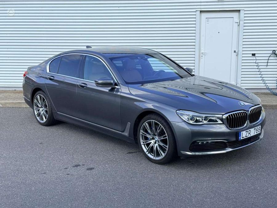 Grey BMW 750 2018 in Vilnius, with an engine capacity of 3.00 L and mileage of 132 thousand km for 28850 €, photo 3 on AUTOMOTO.COM.LV