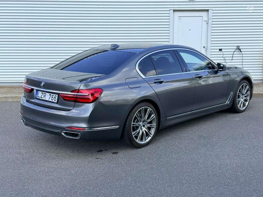 Grey BMW 750 2018 in Vilnius, with an engine capacity of 3.00 L and mileage of 132 thousand km for 28850 €, photo 4 on AUTOMOTO.COM.LV