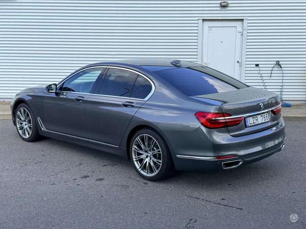 Grey BMW 750 2018 in Vilnius, with an engine capacity of 3.00 L and mileage of 132 thousand km for 28850 €, photo 5 on AUTOMOTO.COM.LV