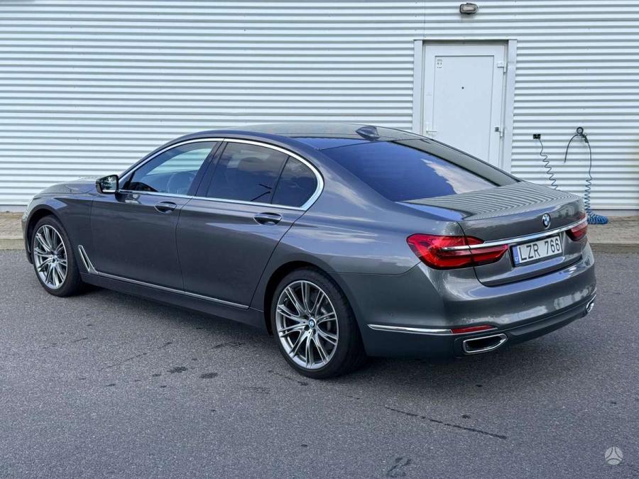 Grey BMW 750 2018 in Vilnius, with an engine capacity of 3.00 L and mileage of 132 thousand km for 28850 €, photo 5 on AUTOMOTO.COM.LV