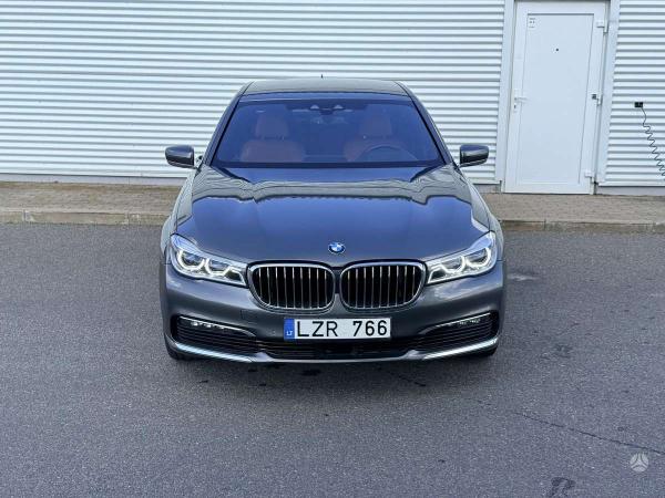 Grey BMW 750 2018 in Vilnius, with an engine capacity of 3.00 L and mileage of 132 thousand km for 28850 €, photo 6 on AUTOMOTO.COM.LV