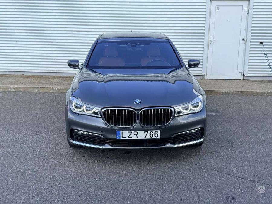 Grey BMW 750 2018 in Vilnius, with an engine capacity of 3.00 L and mileage of 132 thousand km for 28850 €, photo 6 on AUTOMOTO.COM.LV