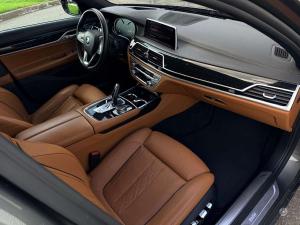 Grey BMW 750 2018 in Vilnius, with an engine capacity of 3.00 L and mileage of 132 thousand km for 28850 €, photo 8 on AUTOMOTO.COM.LV