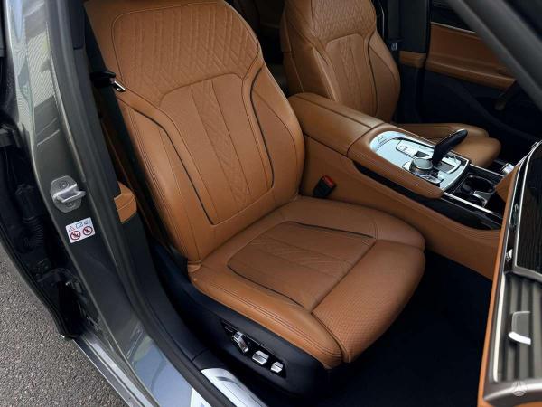 Grey BMW 750 2018 in Vilnius, with an engine capacity of 3.00 L and mileage of 132 thousand km for 28850 €, photo 9 on AUTOMOTO.COM.LV