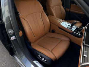 Grey BMW 750 2018 in Vilnius, with an engine capacity of 3.00 L and mileage of 132 thousand km for 28850 €, photo 9 on AUTOMOTO.COM.LV