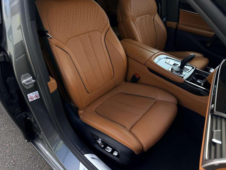 Grey BMW 750 2018 in Vilnius, with an engine capacity of 3.00 L and mileage of 132 thousand km for 28850 €, photo 9 on AUTOMOTO.COM.LV