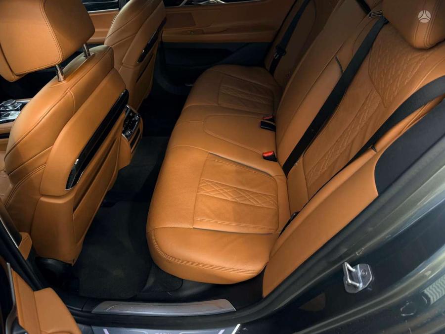 Grey BMW 750 2018 in Vilnius, with an engine capacity of 3.00 L and mileage of 132 thousand km for 28850 €, photo 11 on AUTOMOTO.COM.LV