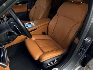 Grey BMW 750 2018 in Vilnius, with an engine capacity of 3.00 L and mileage of 132 thousand km for 28850 €, photo 12 on AUTOMOTO.COM.LV