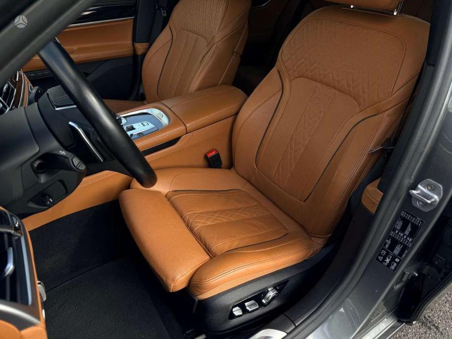 Grey BMW 750 2018 in Vilnius, with an engine capacity of 3.00 L and mileage of 132 thousand km for 28850 €, photo 12 on AUTOMOTO.COM.LV