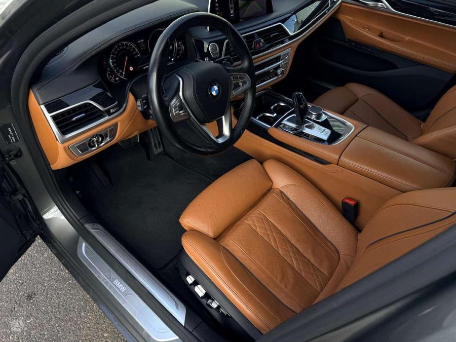 Grey BMW 750 2018 in Vilnius, with an engine capacity of 3.00 L and mileage of 132 thousand km for 28850 €, photo 13 on AUTOMOTO.COM.LV