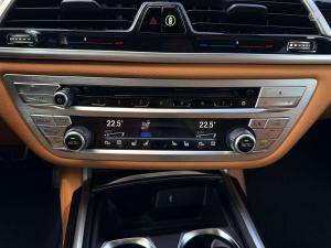 Grey BMW 750 2018 in Vilnius, with an engine capacity of 3.00 L and mileage of 132 thousand km for 28850 €, photo 21 on AUTOMOTO.COM.LV