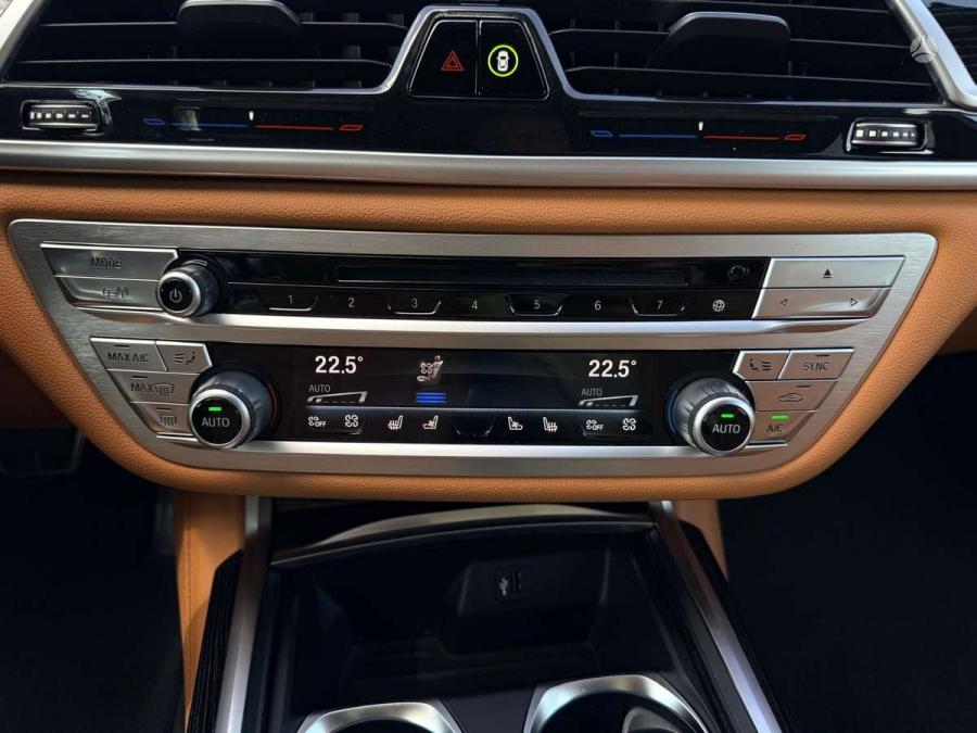 Grey BMW 750 2018 in Vilnius, with an engine capacity of 3.00 L and mileage of 132 thousand km for 28850 €, photo 21 on AUTOMOTO.COM.LV