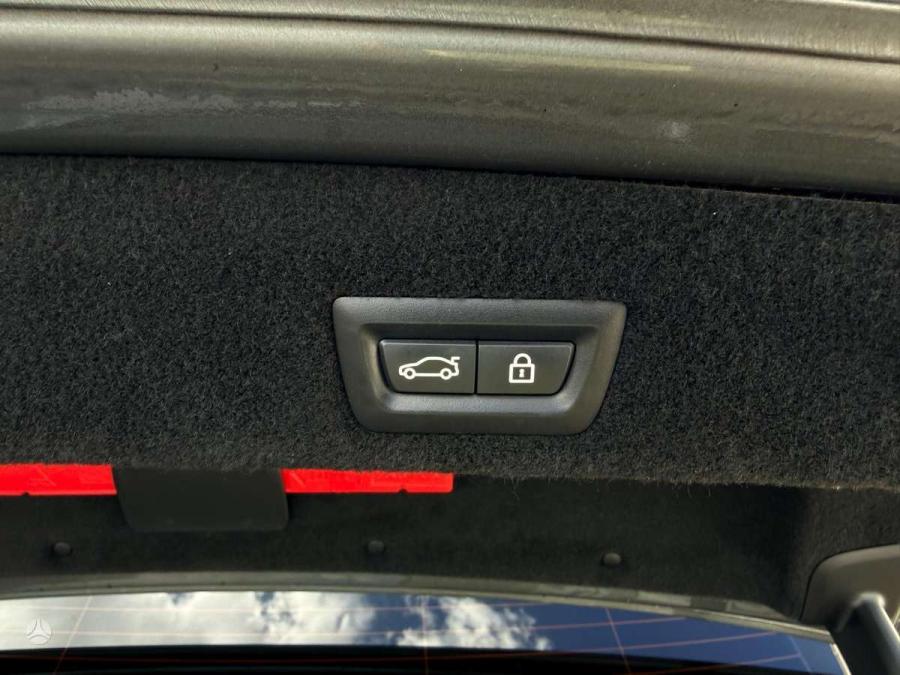 Grey BMW 750 2018 in Vilnius, with an engine capacity of 3.00 L and mileage of 132 thousand km for 28850 €, photo 28 on AUTOMOTO.COM.LV