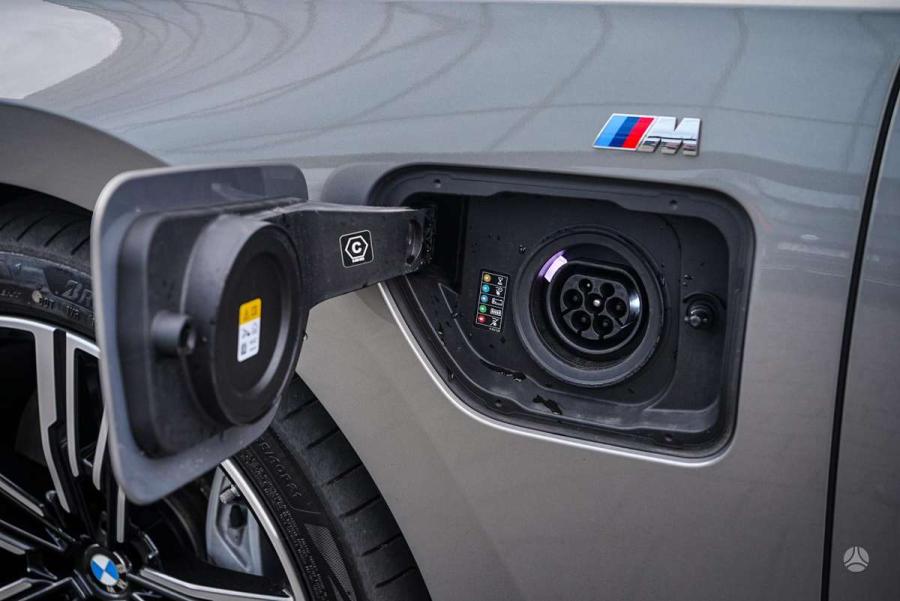 Pelēks BMW 750 2024 Marijampole, ar dzinēja tilpumu 3.00 L un nobraukumu 79 tūkst. km par 82950 €, foto 6 vietnē AUTOMOTO.COM.LV
