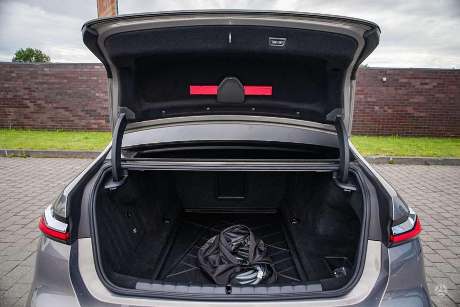 Pelēks BMW 750 2024 Marijampole, ar dzinēja tilpumu 3.00 L un nobraukumu 79 tūkst. km par 82950 €, foto 12 vietnē AUTOMOTO.COM.LV