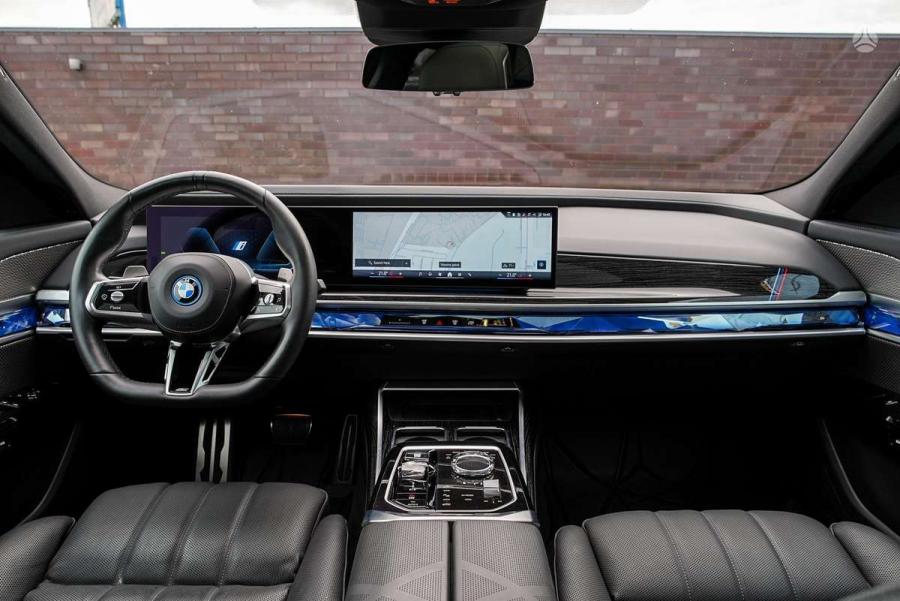 Pelēks BMW 750 2024 Marijampole, ar dzinēja tilpumu 3.00 L un nobraukumu 79 tūkst. km par 82950 €, foto 14 vietnē AUTOMOTO.COM.LV