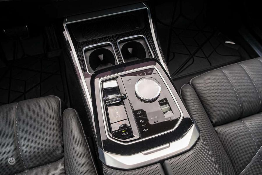 Pelēks BMW 750 2024 Marijampole, ar dzinēja tilpumu 3.00 L un nobraukumu 79 tūkst. km par 82950 €, foto 21 vietnē AUTOMOTO.COM.LV