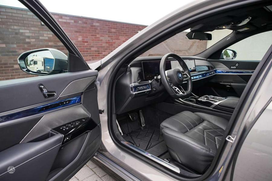 Pelēks BMW 750 2024 Marijampole, ar dzinēja tilpumu 3.00 L un nobraukumu 79 tūkst. km par 82950 €, foto 27 vietnē AUTOMOTO.COM.LV