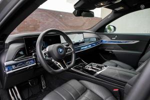 Pelēks BMW 750 2024 Marijampole, ar dzinēja tilpumu 3.00 L un nobraukumu 79 tūkst. km par 82950 €, foto 28 vietnē AUTOMOTO.COM.LV