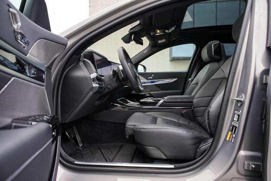 Pelēks BMW 750 2024 Marijampole, ar dzinēja tilpumu 3.00 L un nobraukumu 79 tūkst. km par 82950 €, foto 29 vietnē AUTOMOTO.COM.LV