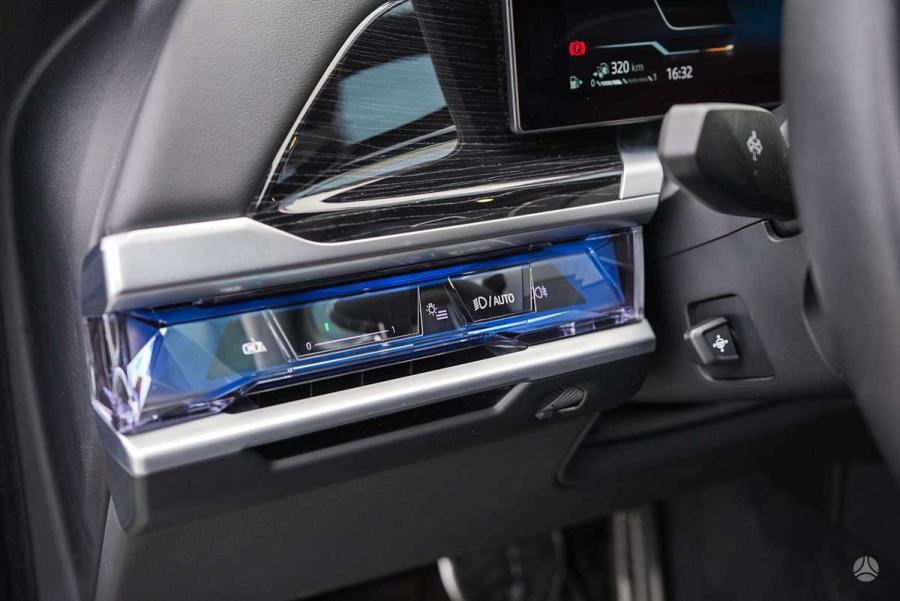 Pelēks BMW 750 2024 Marijampole, ar dzinēja tilpumu 3.00 L un nobraukumu 79 tūkst. km par 82950 €, foto 32 vietnē AUTOMOTO.COM.LV