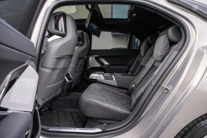 Pelēks BMW 750 2024 Marijampole, ar dzinēja tilpumu 3.00 L un nobraukumu 79 tūkst. km par 82950 €, foto 37 vietnē AUTOMOTO.COM.LV