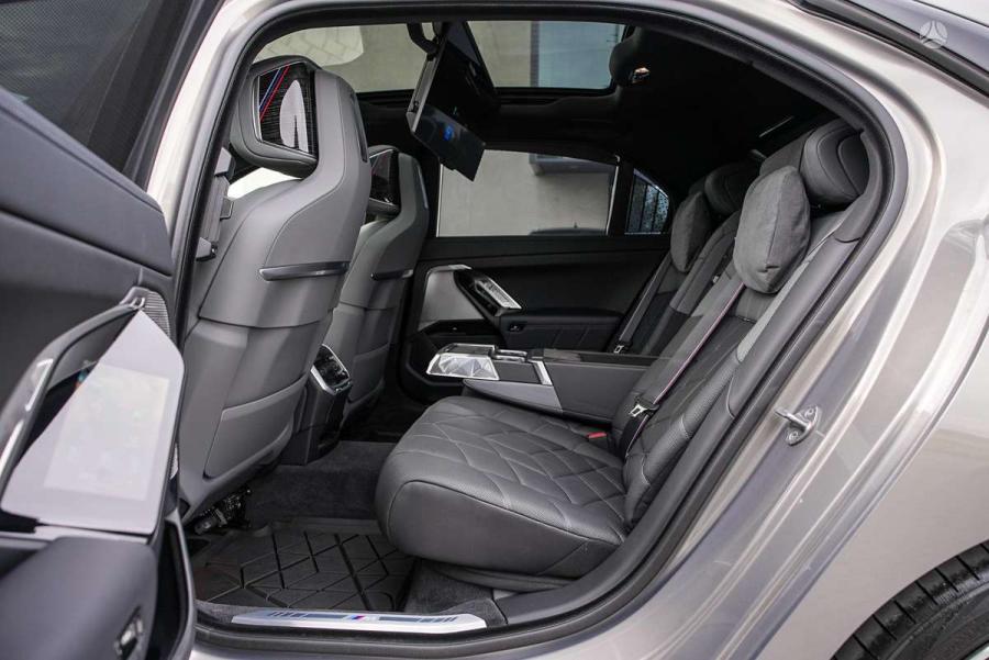 Pelēks BMW 750 2024 Marijampole, ar dzinēja tilpumu 3.00 L un nobraukumu 79 tūkst. km par 82950 €, foto 37 vietnē AUTOMOTO.COM.LV