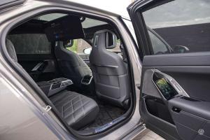Pelēks BMW 750 2024 Marijampole, ar dzinēja tilpumu 3.00 L un nobraukumu 79 tūkst. km par 82950 €, foto 43 vietnē AUTOMOTO.COM.LV