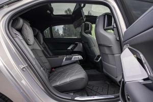 Pelēks BMW 750 2024 Marijampole, ar dzinēja tilpumu 3.00 L un nobraukumu 79 tūkst. km par 82950 €, foto 44 vietnē AUTOMOTO.COM.LV