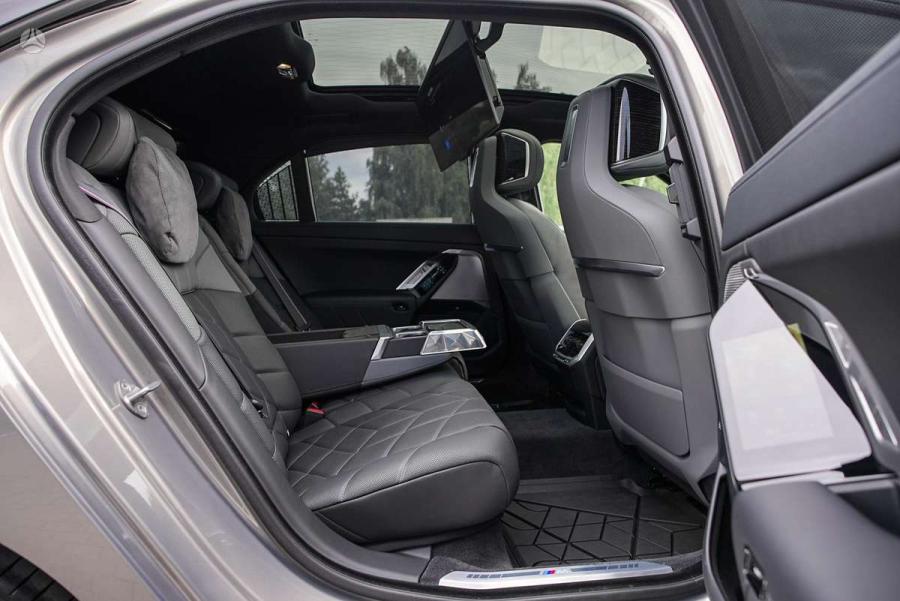 Pelēks BMW 750 2024 Marijampole, ar dzinēja tilpumu 3.00 L un nobraukumu 79 tūkst. km par 82950 €, foto 44 vietnē AUTOMOTO.COM.LV
