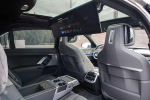 Pelēks BMW 750 2024 Marijampole, ar dzinēja tilpumu 3.00 L un nobraukumu 79 tūkst. km par 82950 €, foto 45 vietnē AUTOMOTO.COM.LV