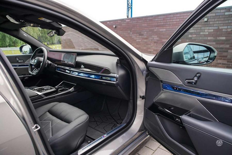 Pelēks BMW 750 2024 Marijampole, ar dzinēja tilpumu 3.00 L un nobraukumu 79 tūkst. km par 82950 €, foto 46 vietnē AUTOMOTO.COM.LV