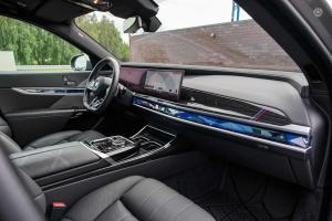 Pelēks BMW 750 2024 Marijampole, ar dzinēja tilpumu 3.00 L un nobraukumu 79 tūkst. km par 82950 €, foto 47 vietnē AUTOMOTO.COM.LV