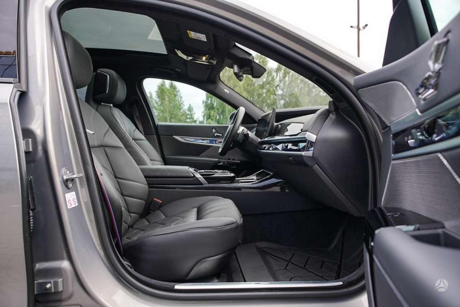 Pelēks BMW 750 2024 Marijampole, ar dzinēja tilpumu 3.00 L un nobraukumu 79 tūkst. km par 82950 €, foto 48 vietnē AUTOMOTO.COM.LV