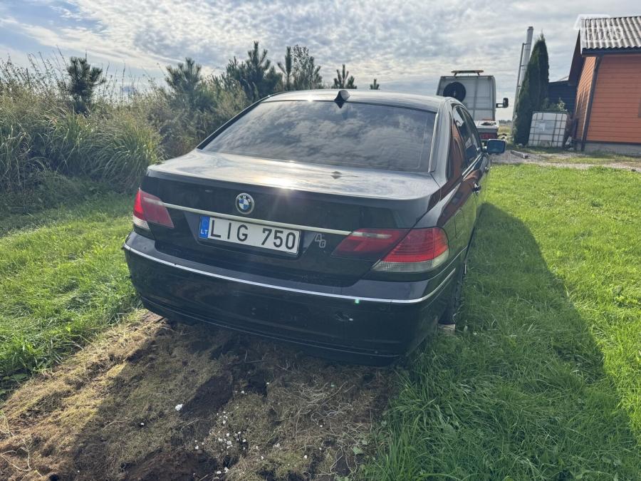 BMW 750 2006 in Moletai, with an engine capacity of 4.80 L and mileage of 257 thousand km for 1900 €, photo 4 on AUTOMOTO.COM.LV