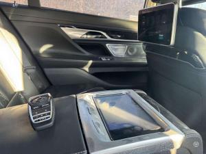 BMW 750 2016 Viļņa, ar dzinēja tilpumu 4.40 L un nobraukumu 176 tūkst. km par 14999 €, foto 18 vietnē AUTOMOTO.COM.LV