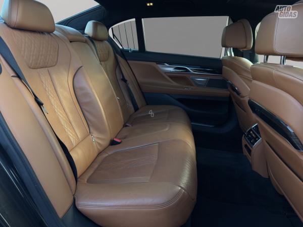 BMW 750 2016 in Vilnius, with an engine capacity of 4.40 L and mileage of 155 thousand km for 21000 €, photo 10 on AUTOMOTO.COM.LV