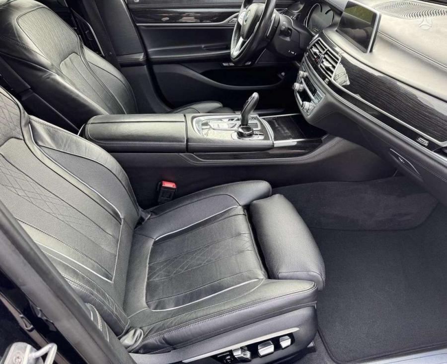 BMW 750 2016 in Vilnius, with an engine capacity of 4.40 L and mileage of 150 thousand km for 18800 €, photo 14 on AUTOMOTO.COM.LV