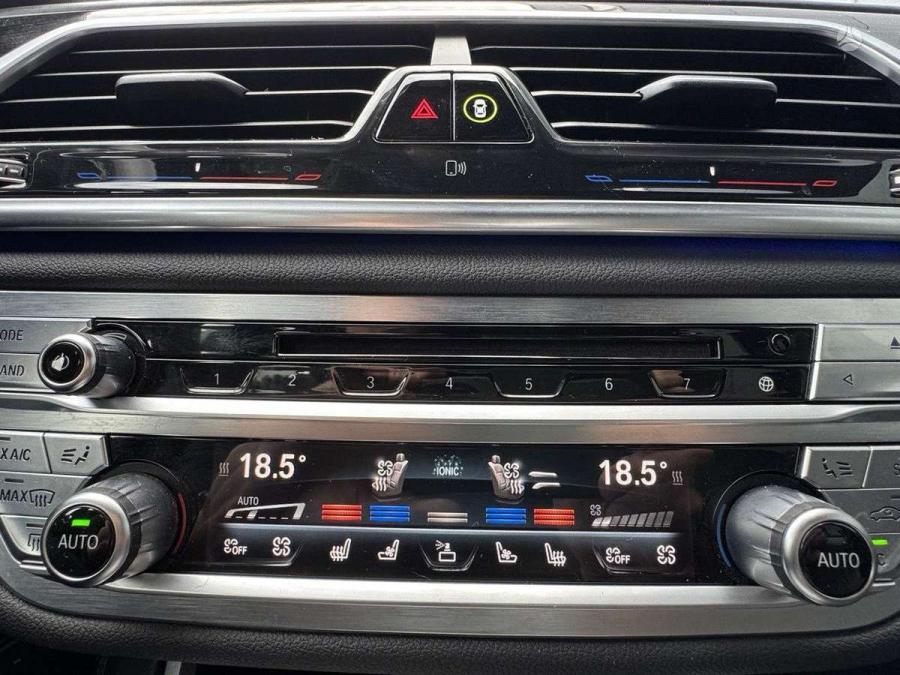 BMW 750 2016 in Vilnius, with an engine capacity of 4.40 L and mileage of 150 thousand km for 18800 €, photo 20 on AUTOMOTO.COM.LV