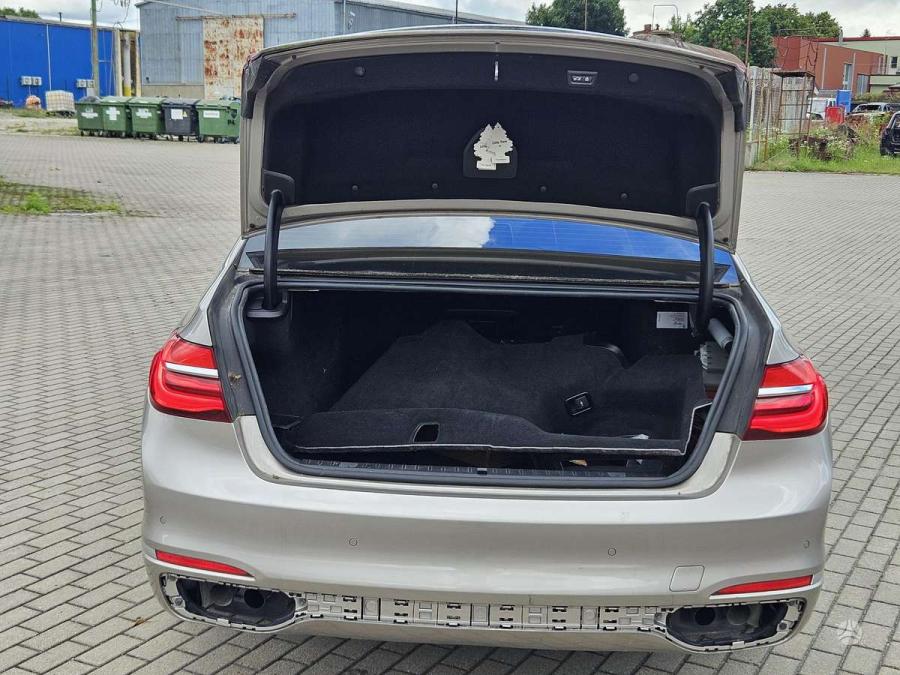 BMW 750 2016 Šilutė, ar dzinēja tilpumu 4.40 L un nobraukumu 126 tūkst. km par 12500 €, foto 13 vietnē AUTOMOTO.COM.LV
