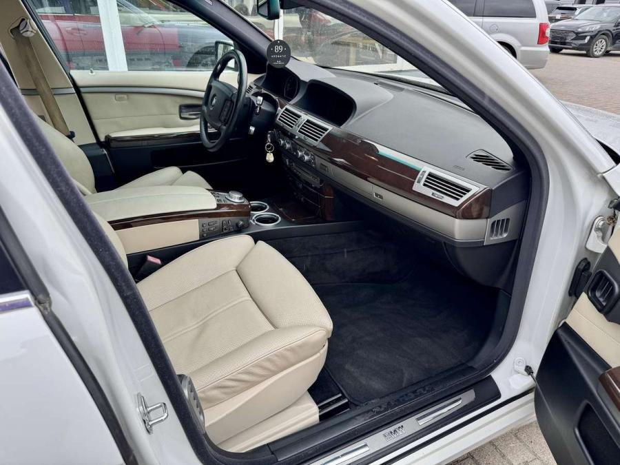 White BMW 750 2008 in Siauliai, with an engine capacity of 4.80 L and mileage of 133 thousand km for 9900 €, photo 13 on AUTOMOTO.COM.LV