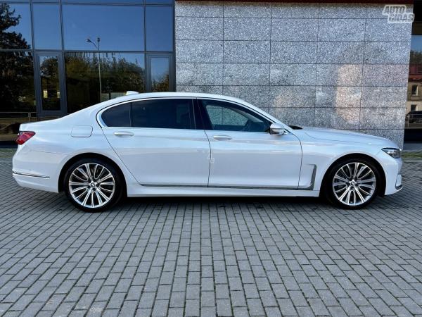 White BMW 750 2021 in Klaipeda, with an engine capacity of 4.40 L and mileage of 139 thousand km for 39450 €, photo 5 on AUTOMOTO.COM.LV