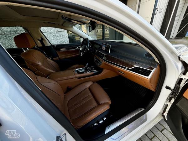 White BMW 750 2021 in Klaipeda, with an engine capacity of 4.40 L and mileage of 139 thousand km for 39450 €, photo 10 on AUTOMOTO.COM.LV